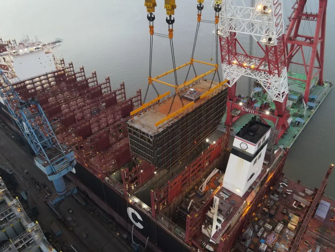 Hapag-Lloyd's 1st containership retrofit gets LNG fuel tank - LNG Prime