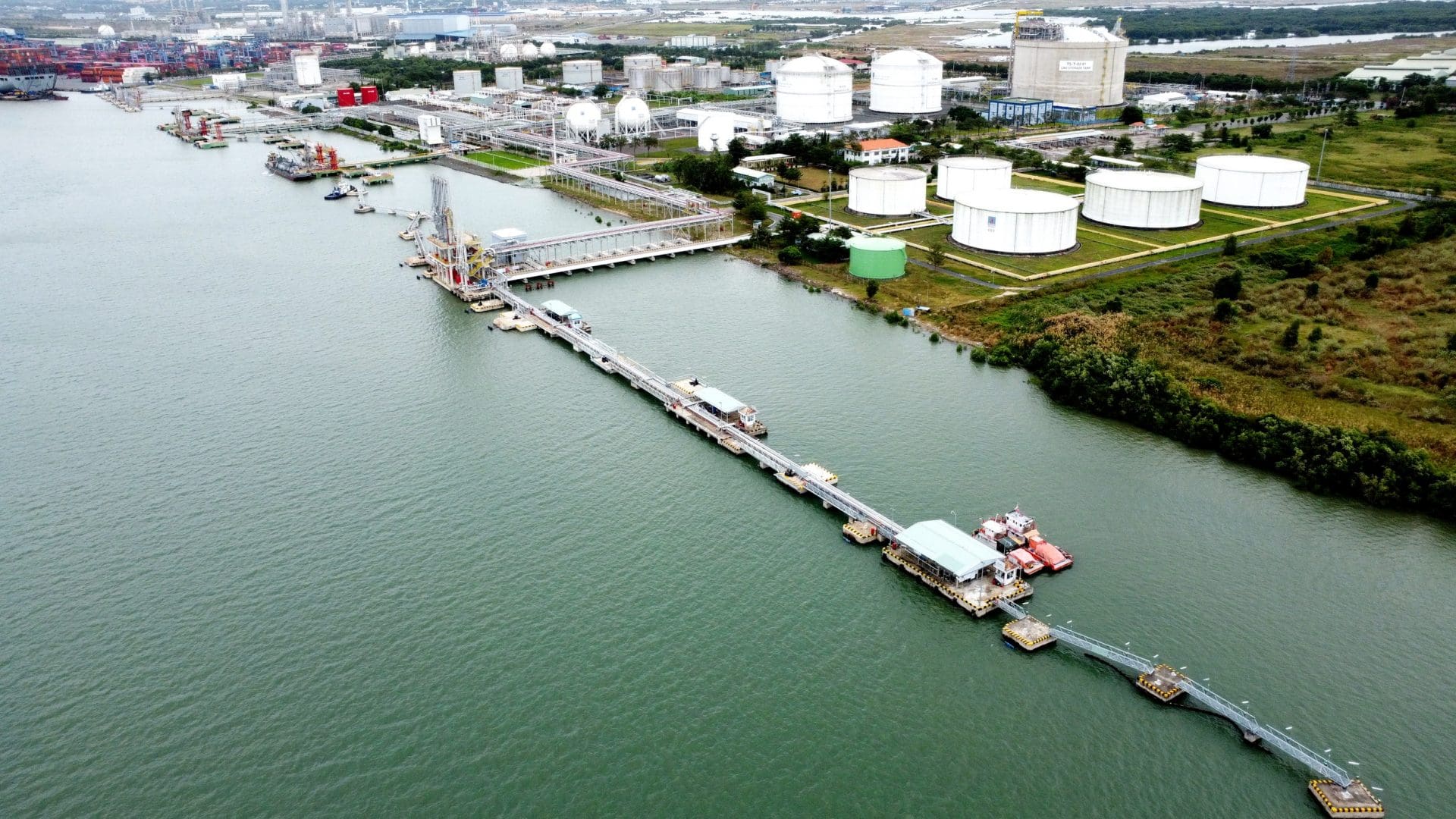 PetroVietnam Gas says Vietnam's first LNG terminal ready to receive ...