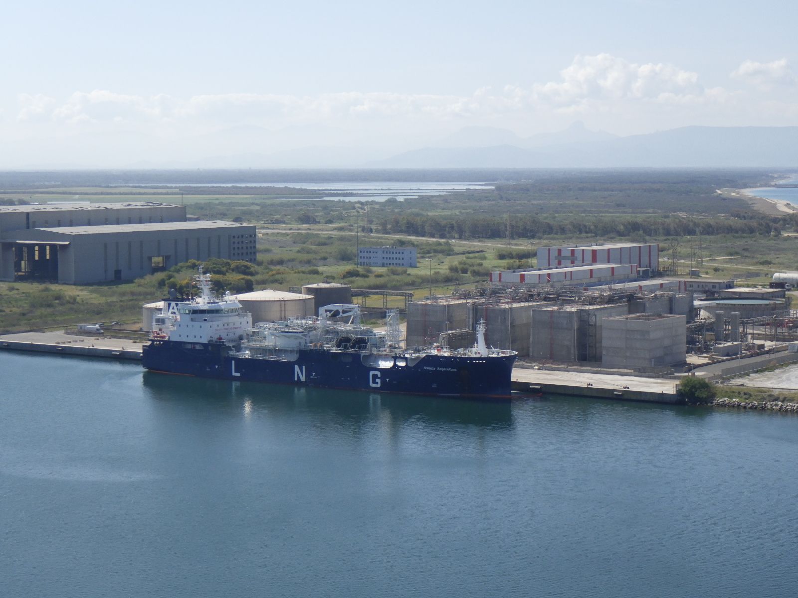 Snam plans to buy Italian small-scale LNG terminal and install FSRU ...