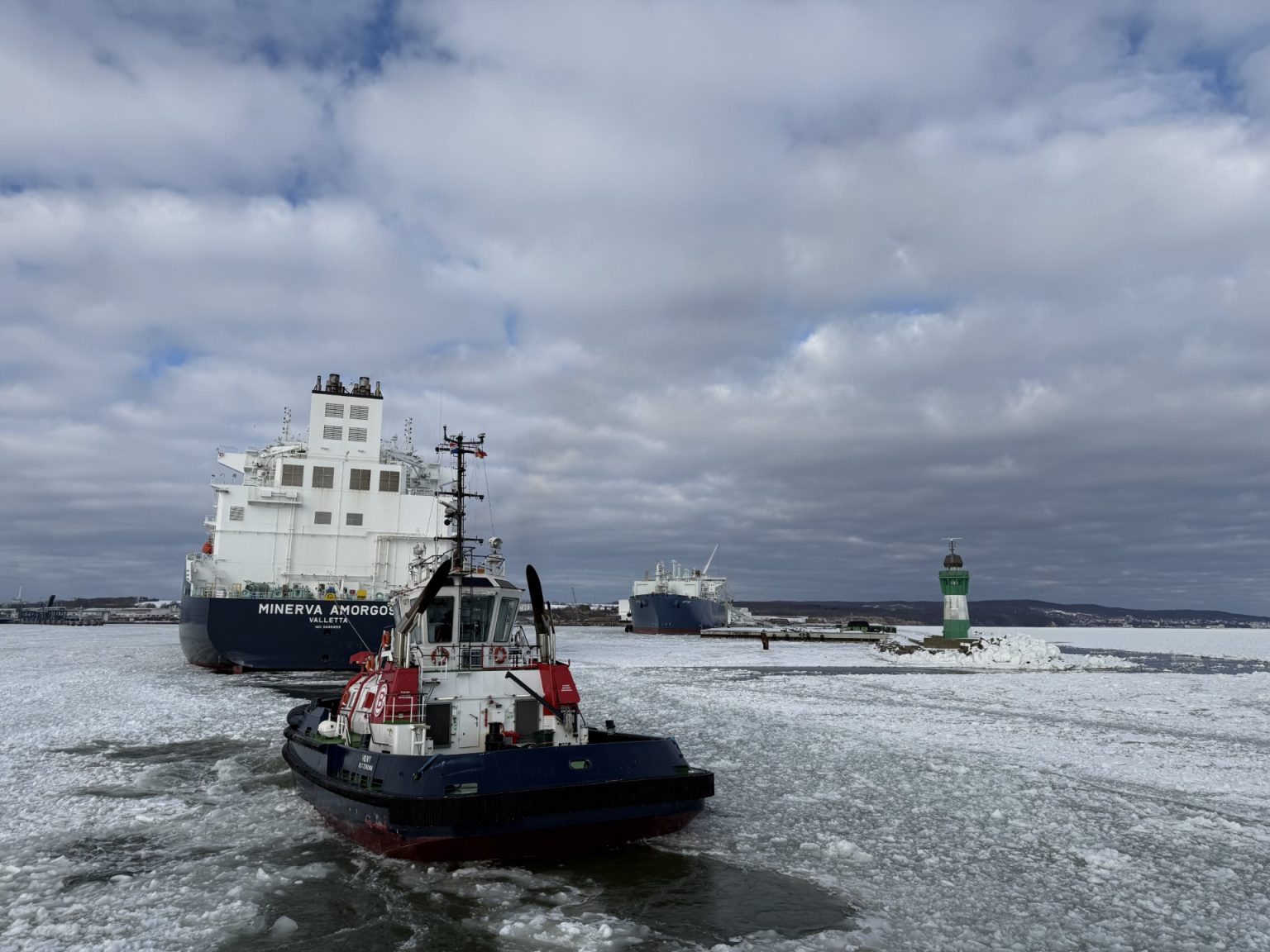 Deutsche ReGas: Mukran FSRU gets new LNG cargo after icebreakers clear ...